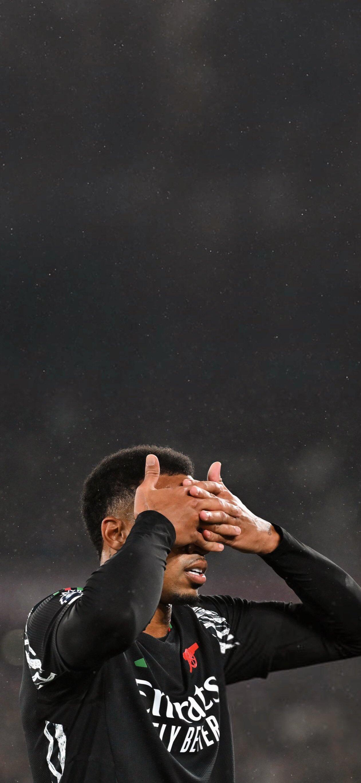 Arsenal F.C. Phone Wallpaper: Capturing the Emotion of Soccer